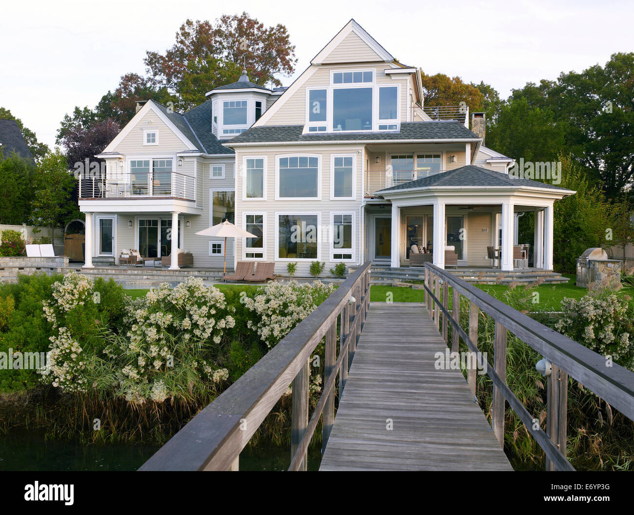 Rear view contemporary house hi-res stock photography and images - Alamy