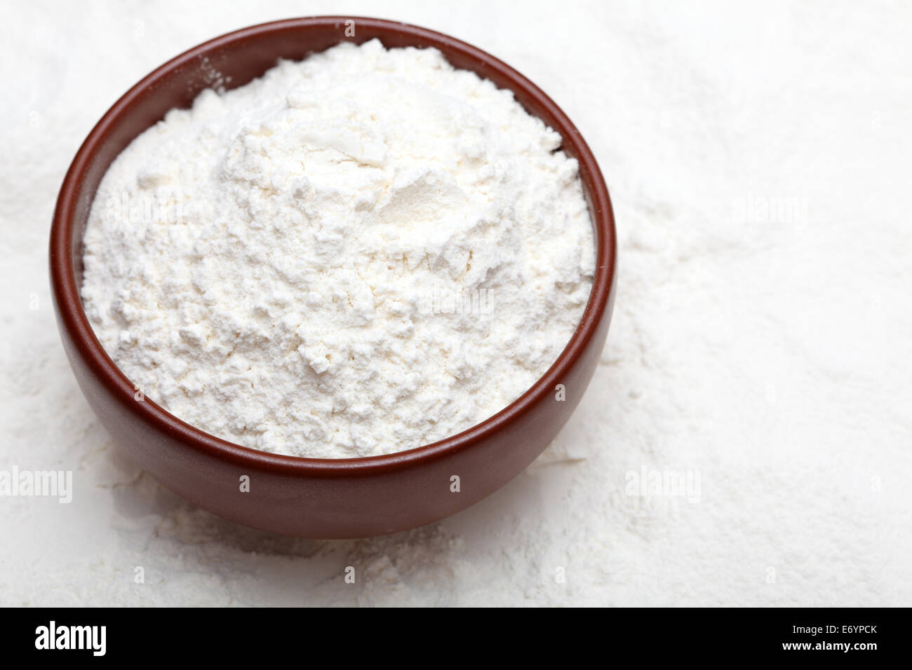 Flour pouring bowl selective hi-res stock photography and images - Alamy