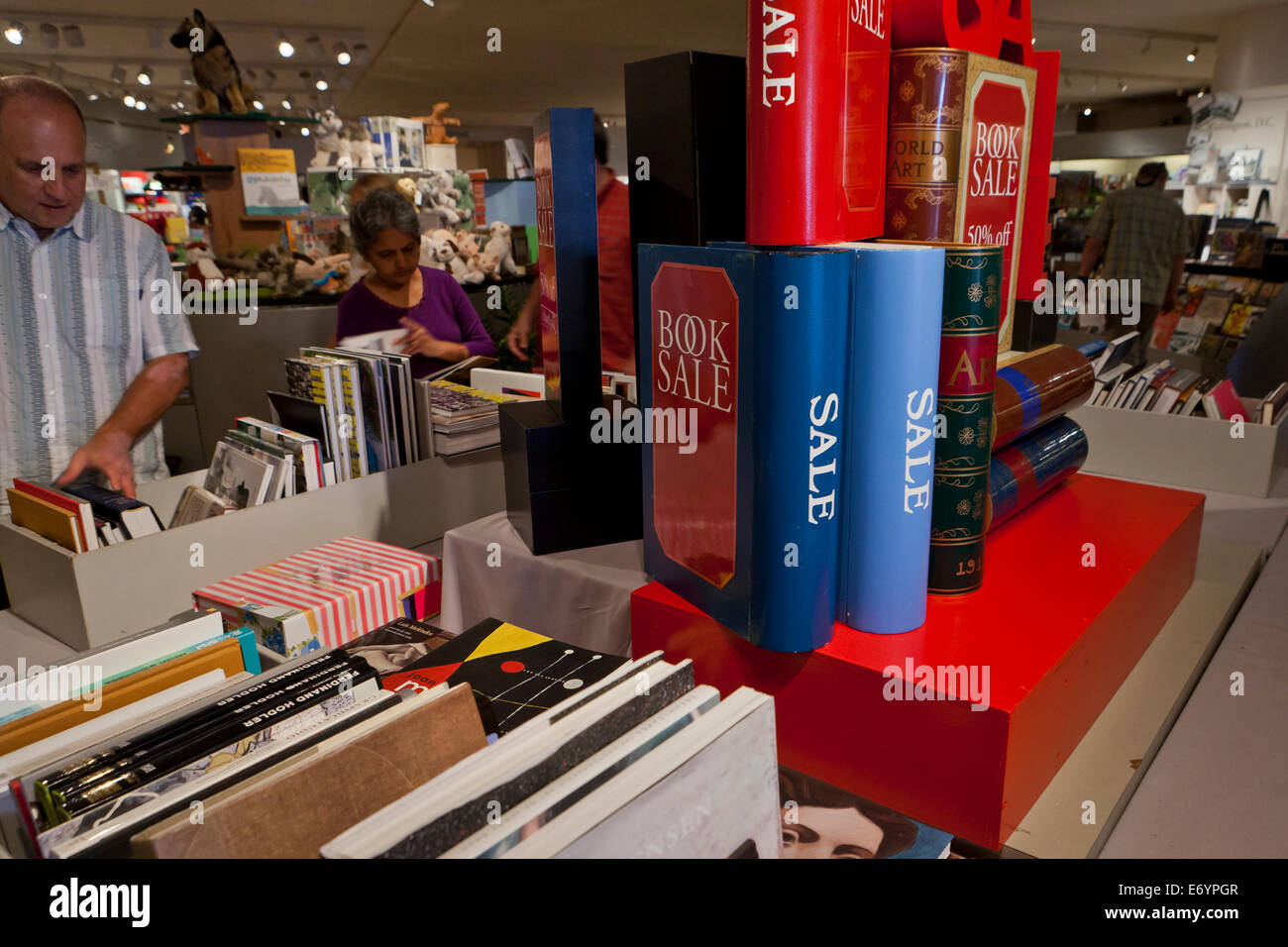 Shelf bookstore hi-res stock photography and images - Alamy
