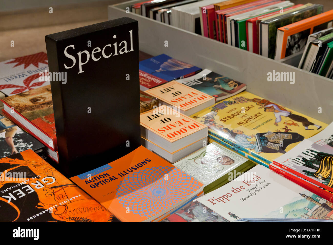 Bookstore display hi-res stock photography and images - Alamy
