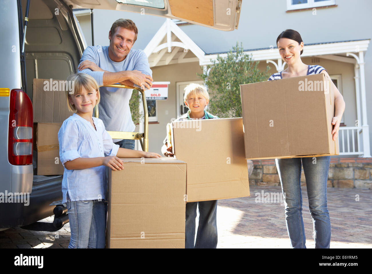Family moving house Stock Photo - Alamy