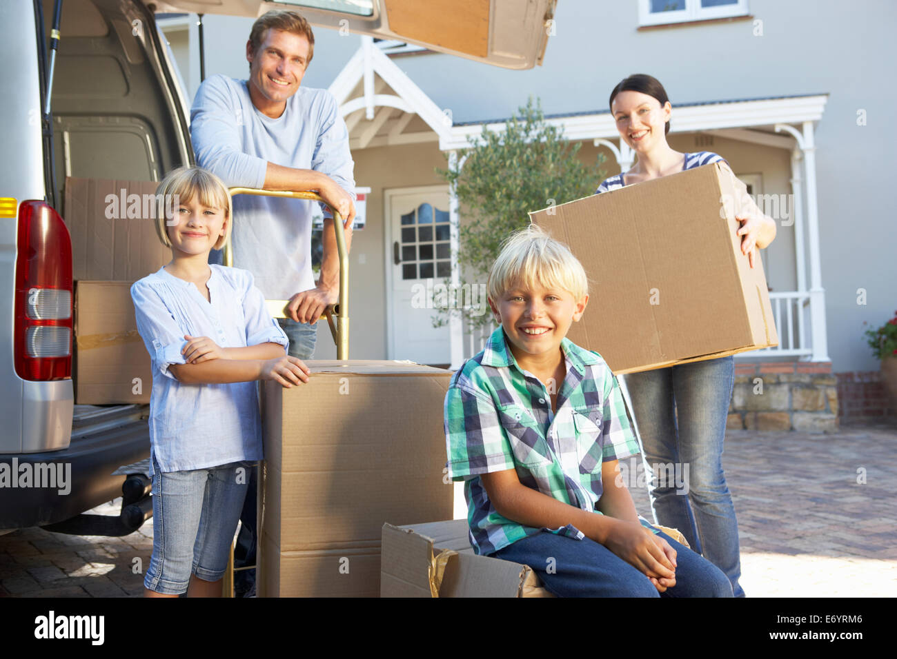 Family moving house Stock Photo - Alamy