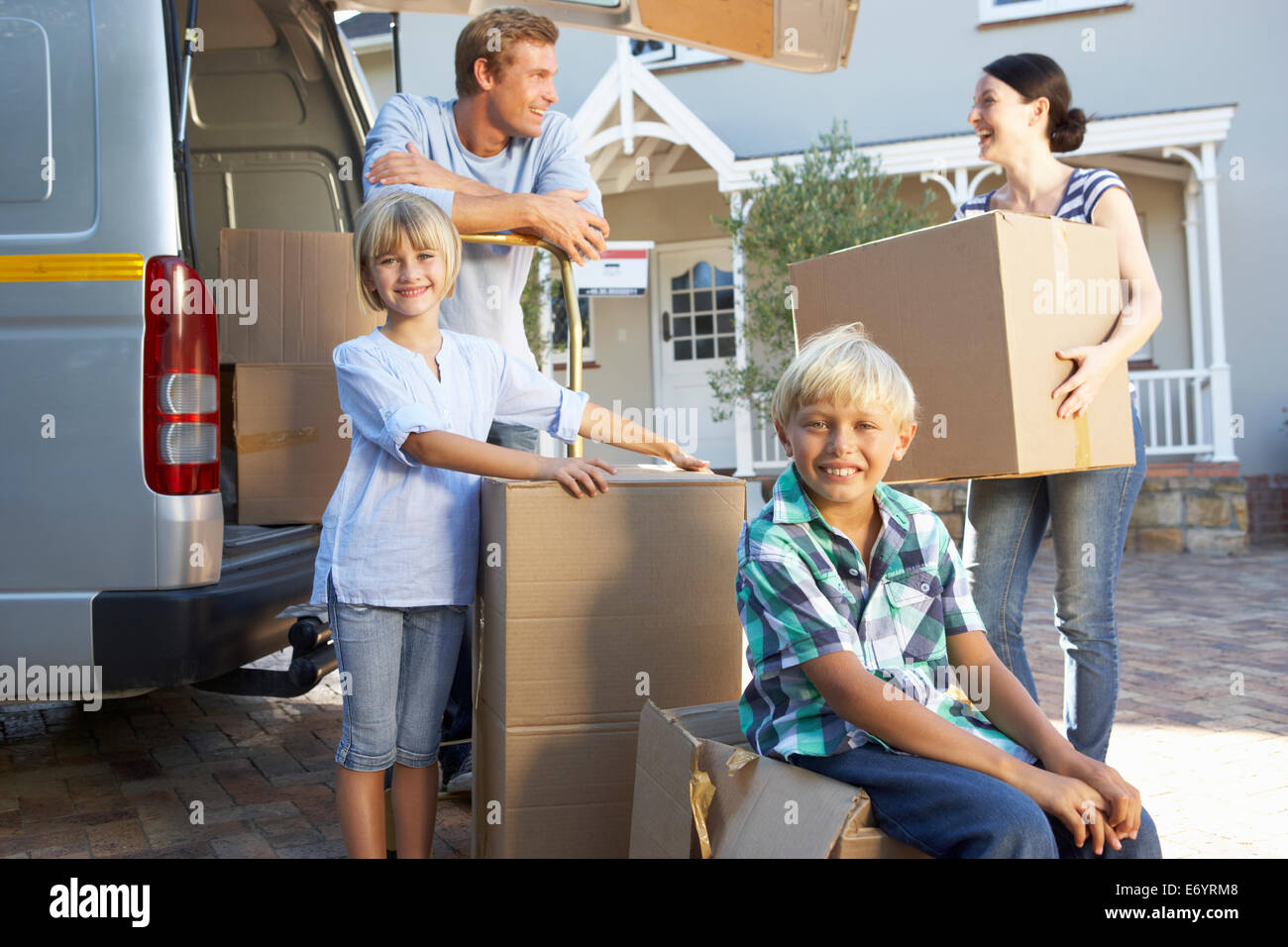 Family moving house Stock Photo - Alamy