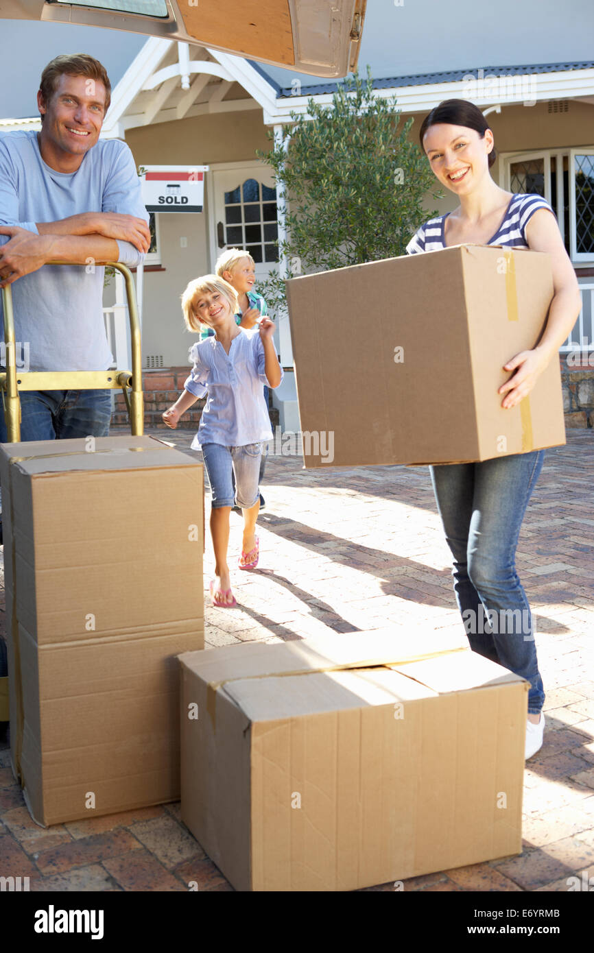 Family moving house Stock Photo - Alamy