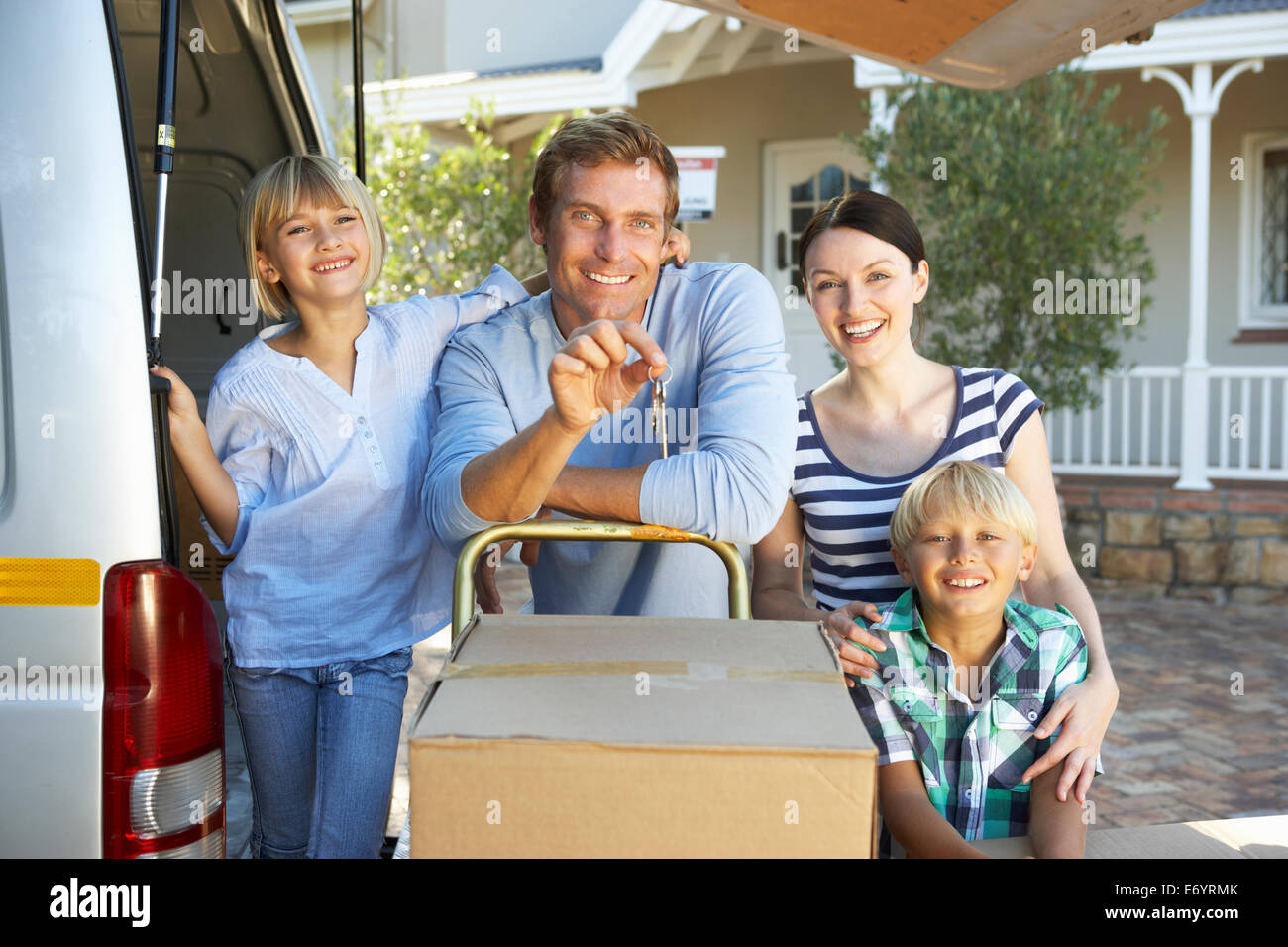 Family moving house Stock Photo - Alamy