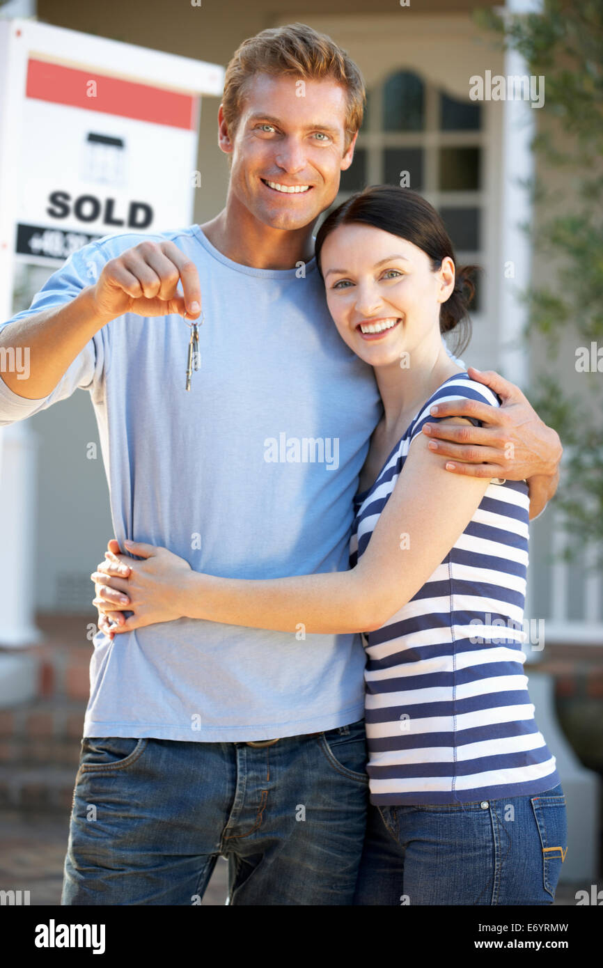 Couple moving house Stock Photo - Alamy