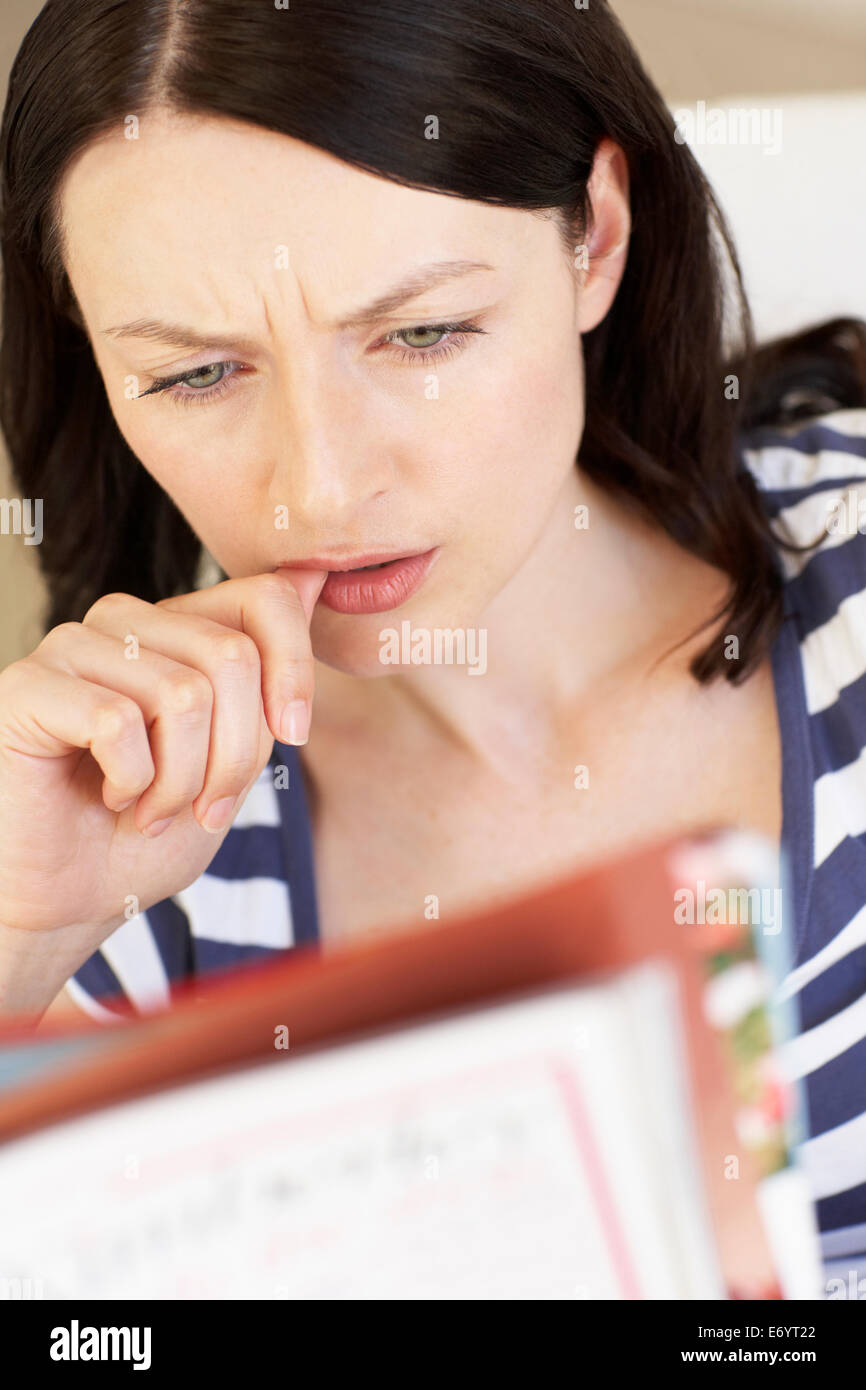 Brunette 30s woman reading paper hi-res stock photography and images ...