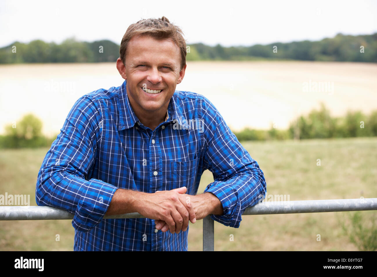 Man leaning on country fence hi-res stock photography and images - Alamy