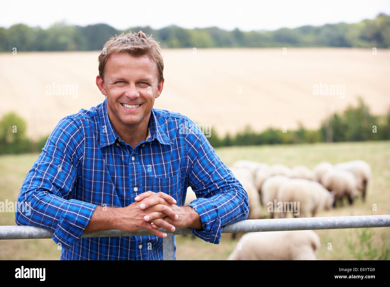 Man leaning on country fence hi-res stock photography and images - Alamy