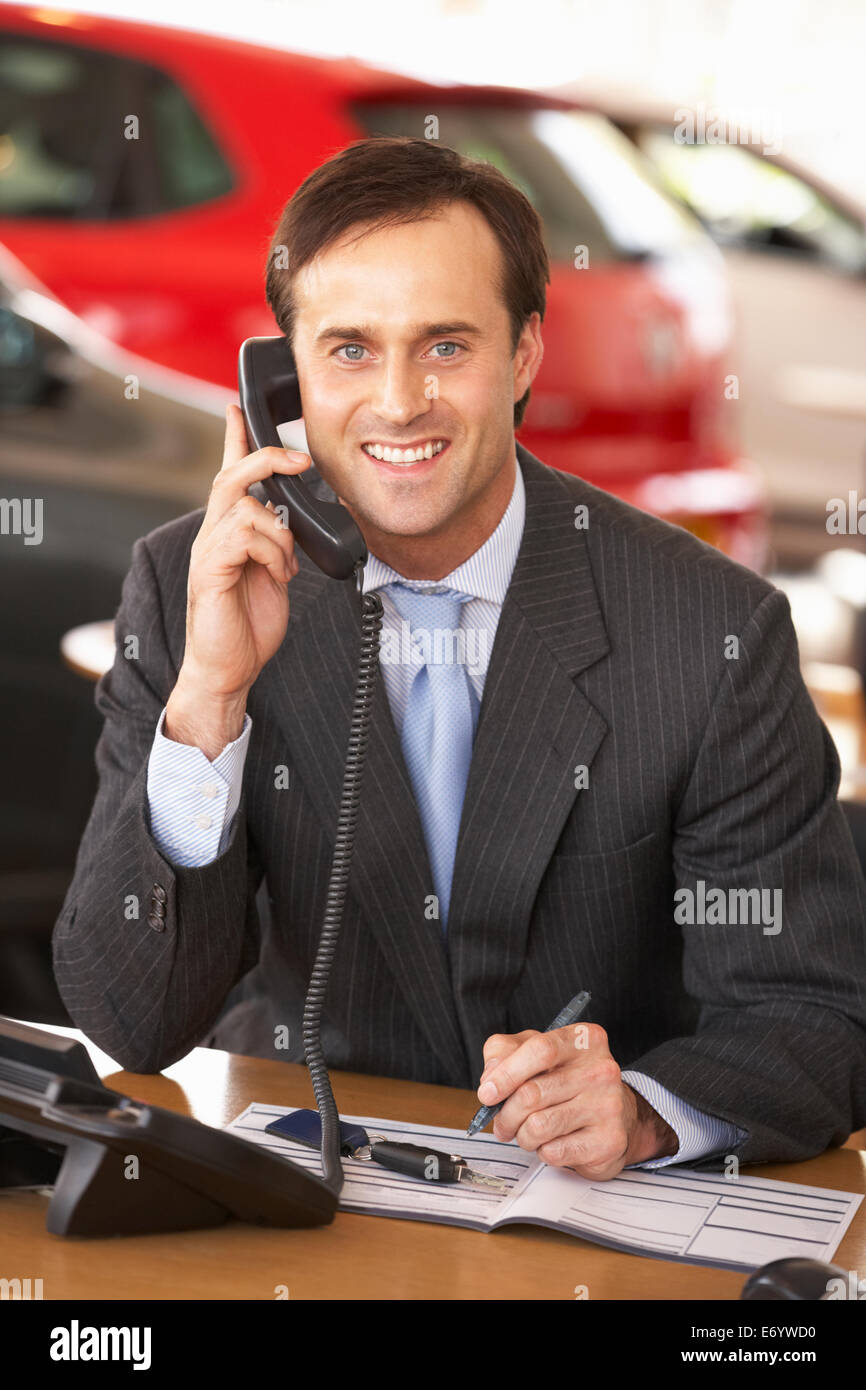 Car salesman and customer uk hi-res stock photography and images - Alamy
