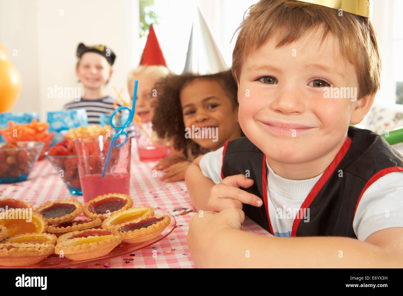Happy children uk party hi-res stock photography and images - Alamy