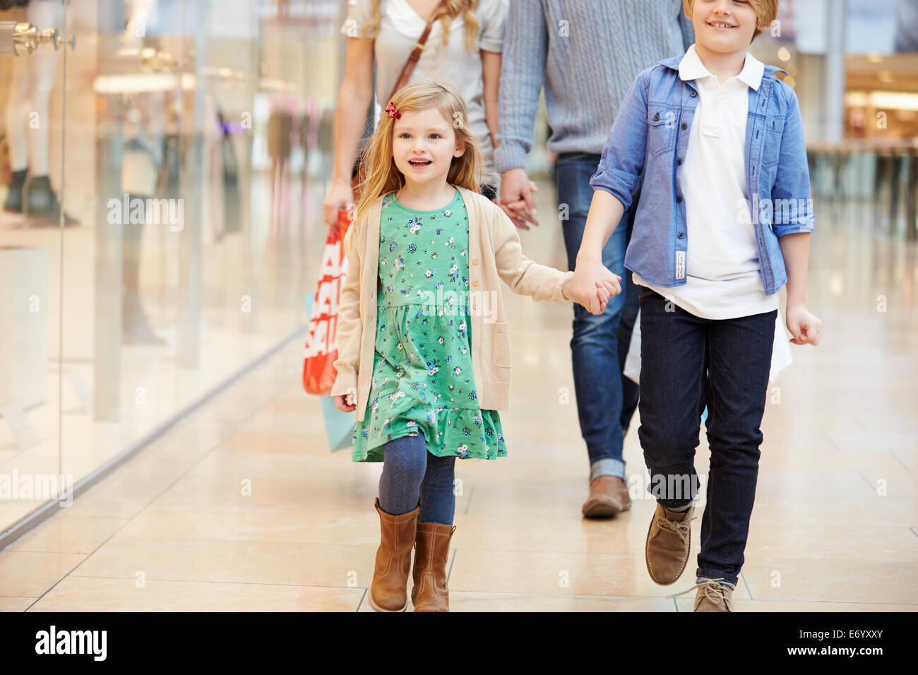 Father children shopping hi-res stock photography and images - Alamy