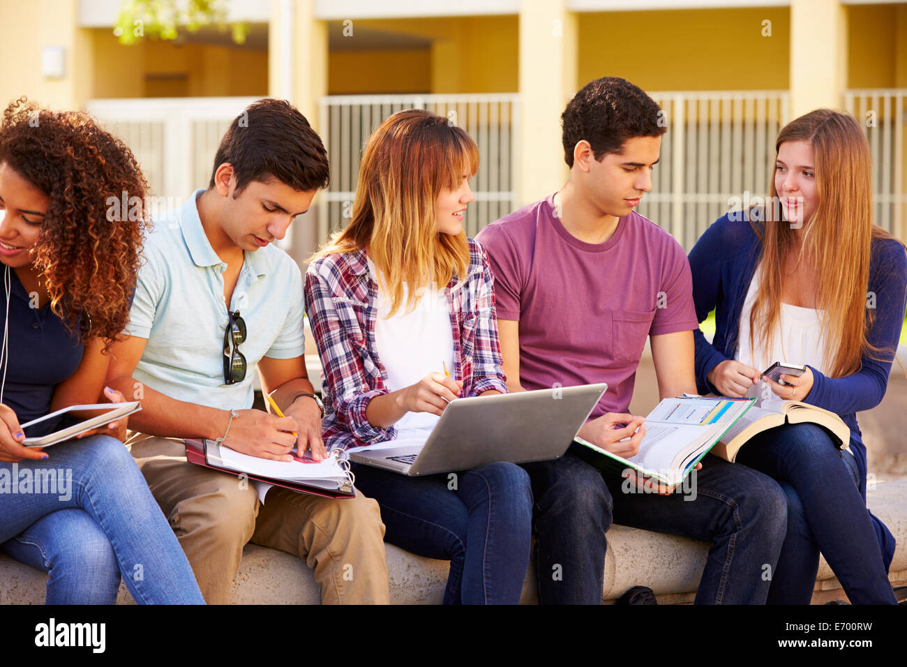 School students project hi-res stock photography and images - Alamy