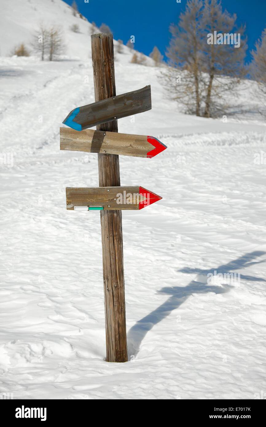 Ski sign board hi-res stock photography and images - Alamy