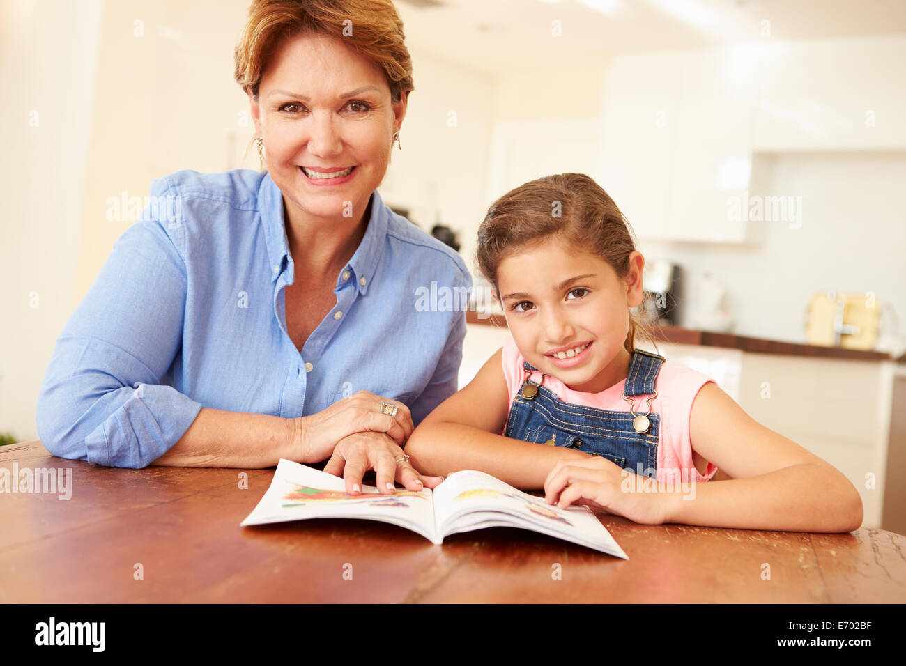 Grandmother reading children hi-res stock photography and images - Alamy