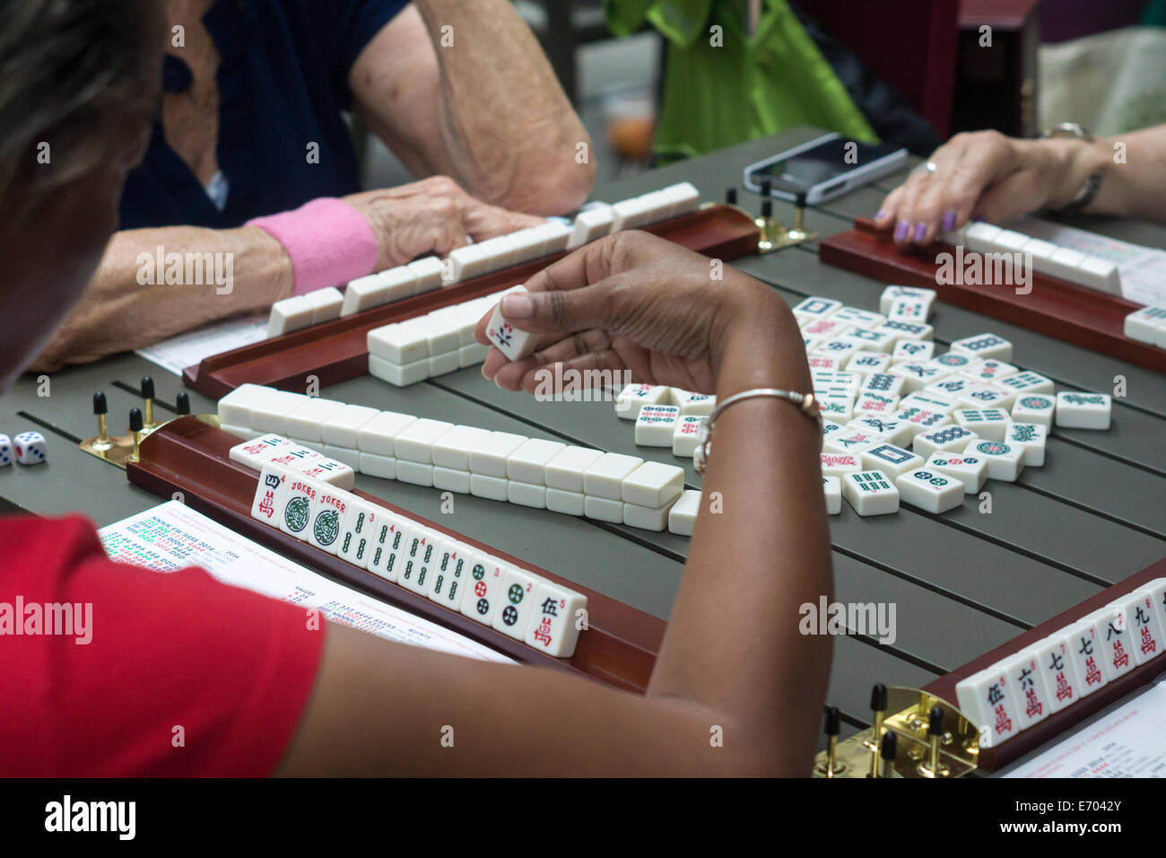 Mahjongg fans gather in Bryant Park in New York for a marathon of ...
