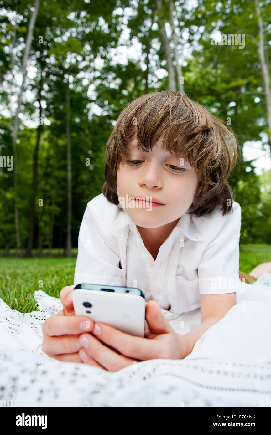 Reading messages hi-res stock photography and images - Alamy