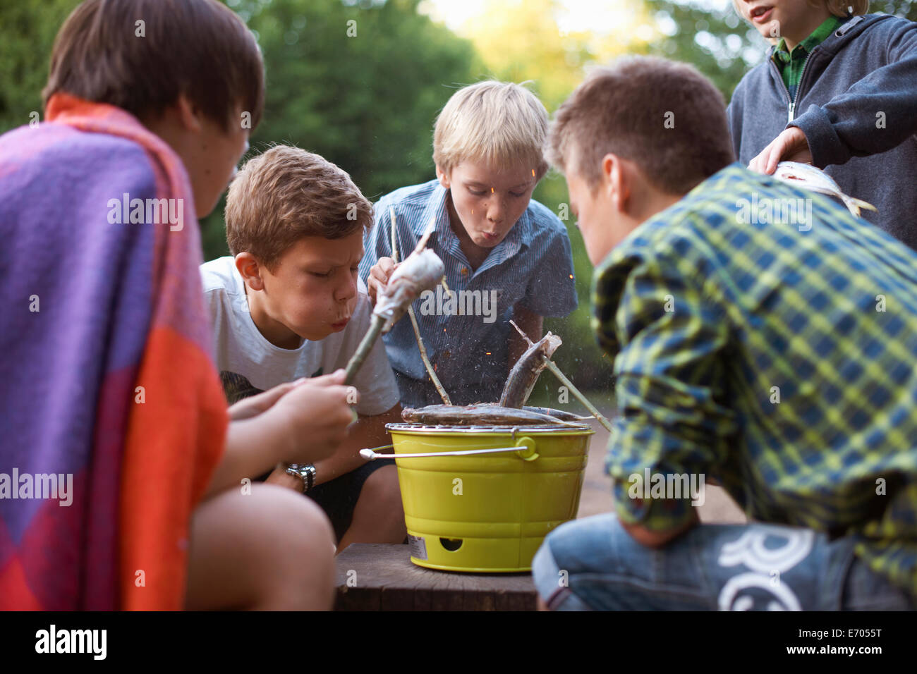 Boys cooking hi-res stock photography and images - Alamy