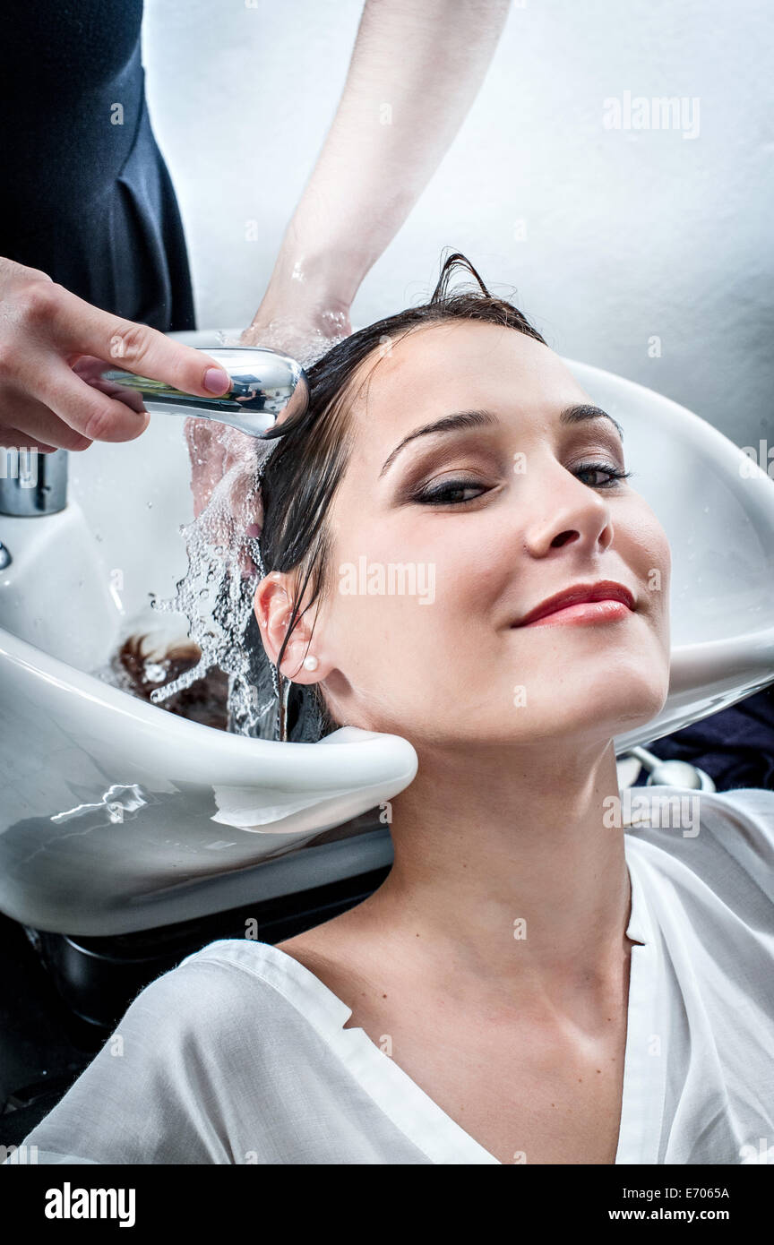 Female washing hair hi-res stock photography and images - Alamy