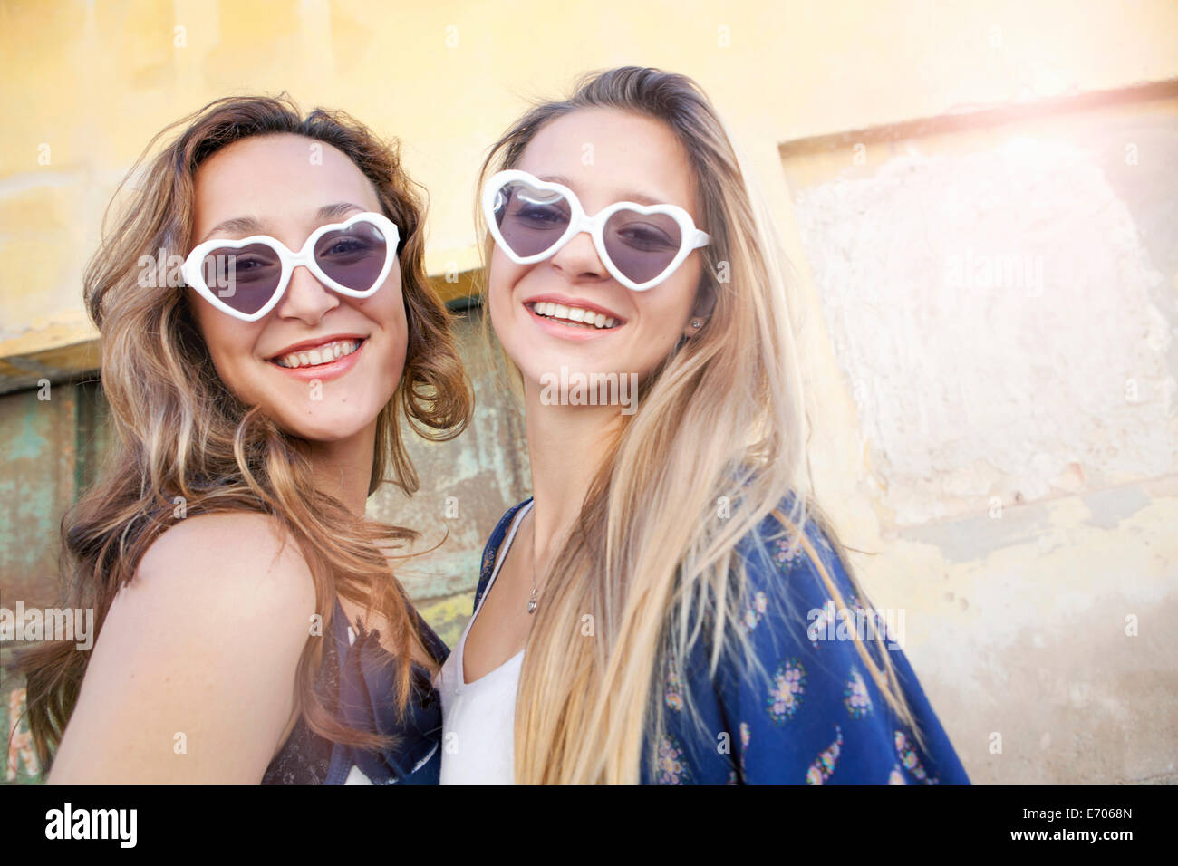 Girls with sunglasses hi-res stock photography and images - Alamy