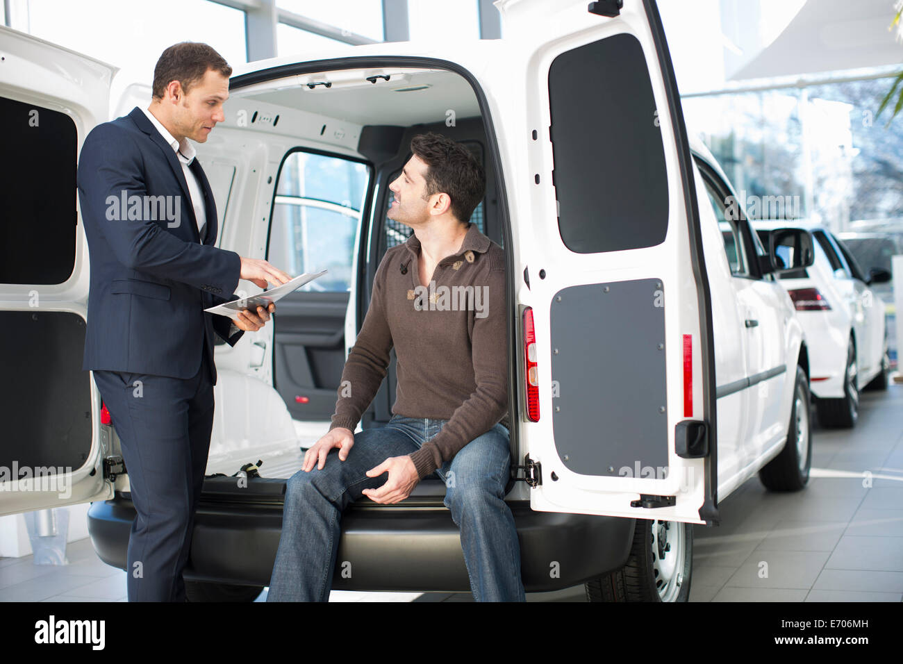 Indecisive customer and salesman in car dealership Stock Photo - Alamy