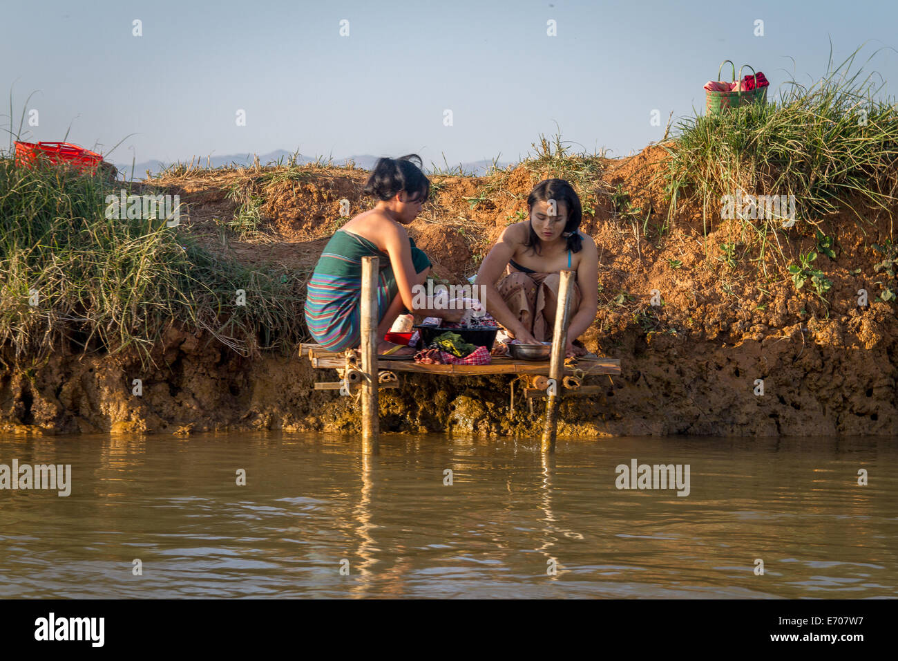 Women washing laundry, Inle Lake, Shan State, Myanmar. Photo © Nile ...
