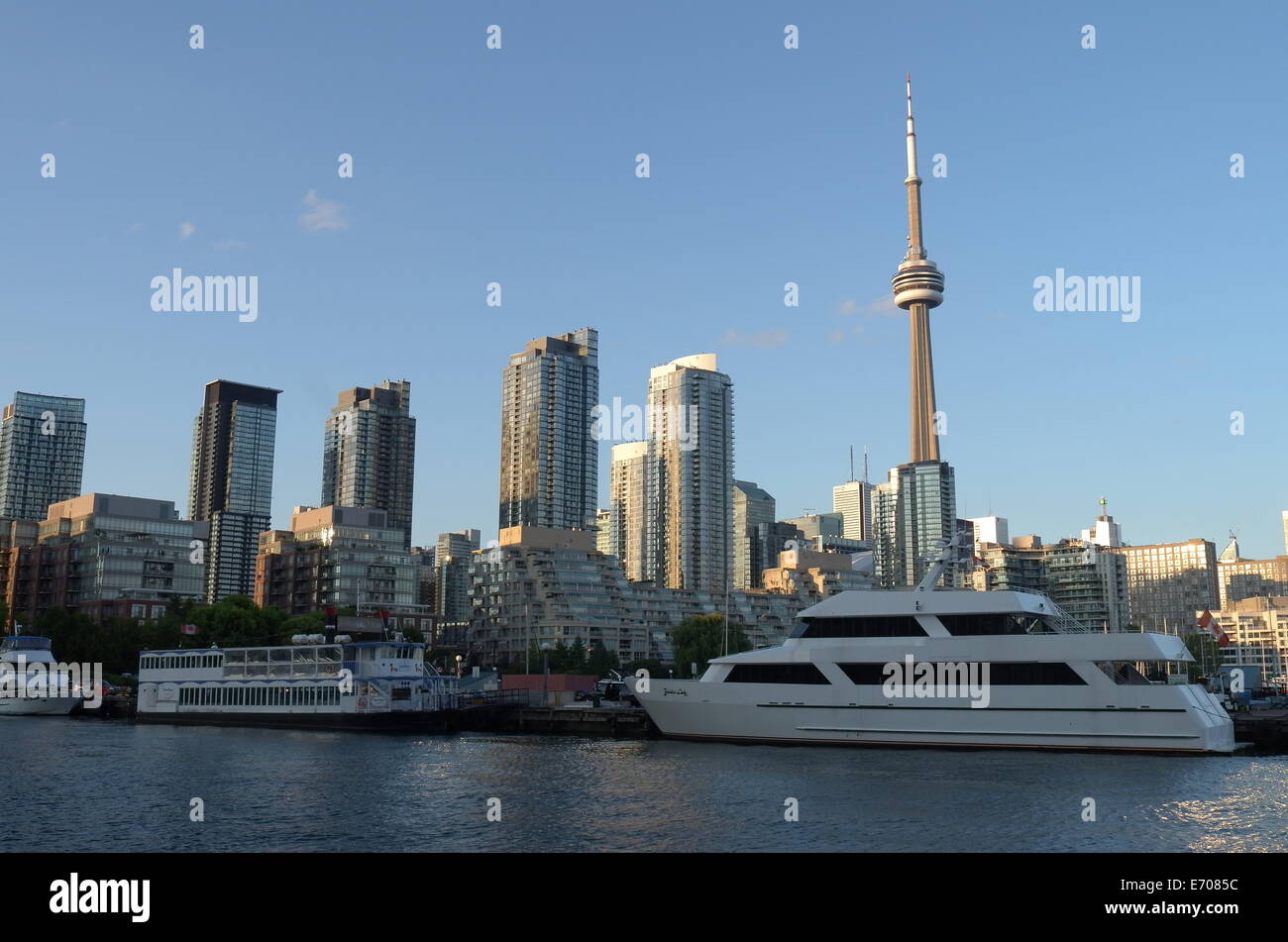 Luxury lake boats hi-res stock photography and images - Alamy