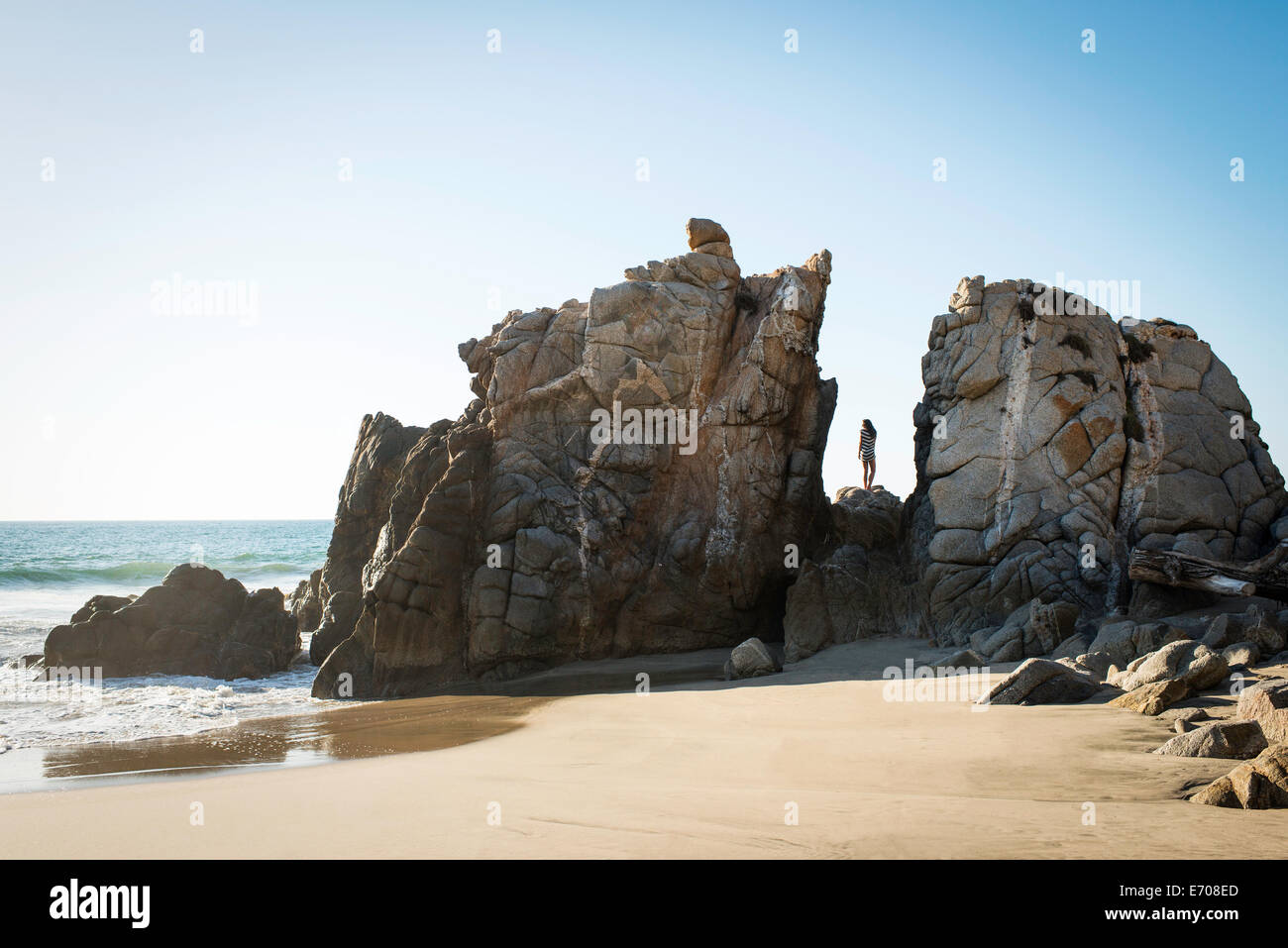 Person standing on scale hi-res stock photography and images - Alamy