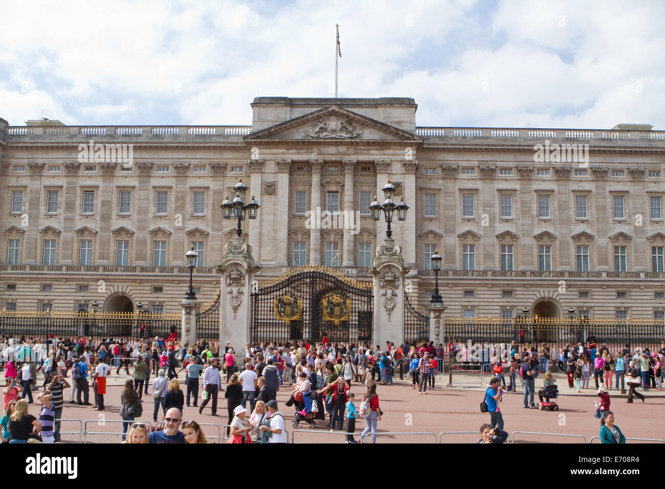 Crowds outside Buckingham Palace in London Stock Photo - Alamy