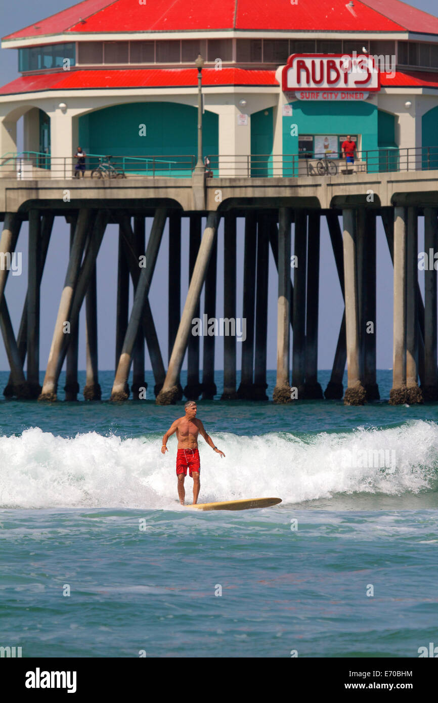 Surfers pier wave hi-res stock photography and images - Alamy