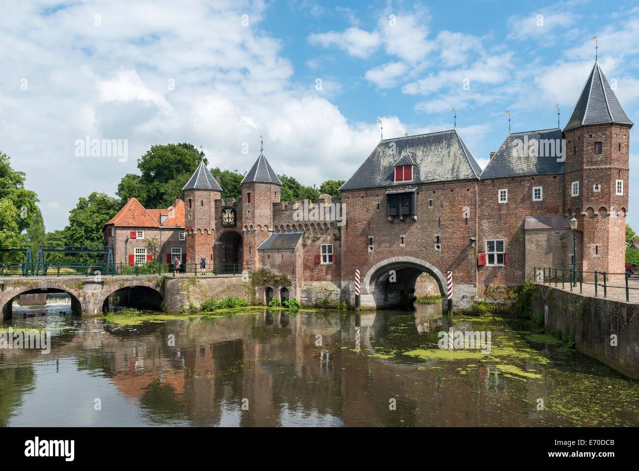 Medieval sluice gate hi-res stock photography and images - Alamy