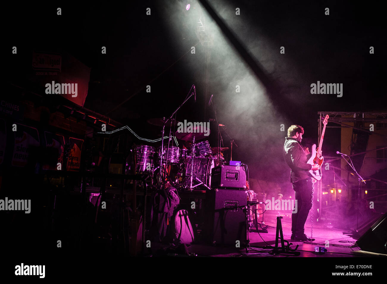 Spanish rock band Hermanos Dalton performing at the "Sierra nevada por ...