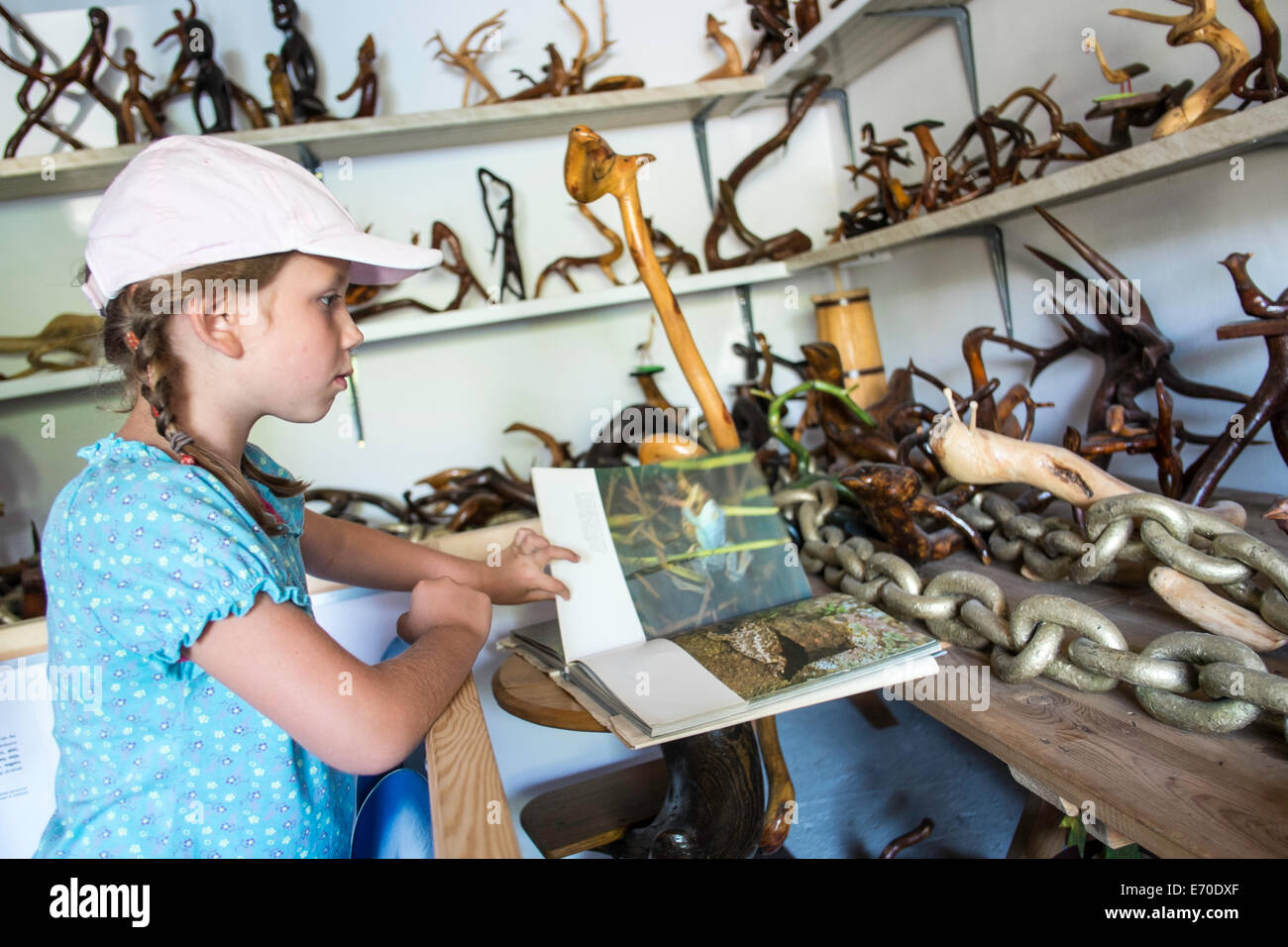 Girl at museum hi-res stock photography and images - Alamy
