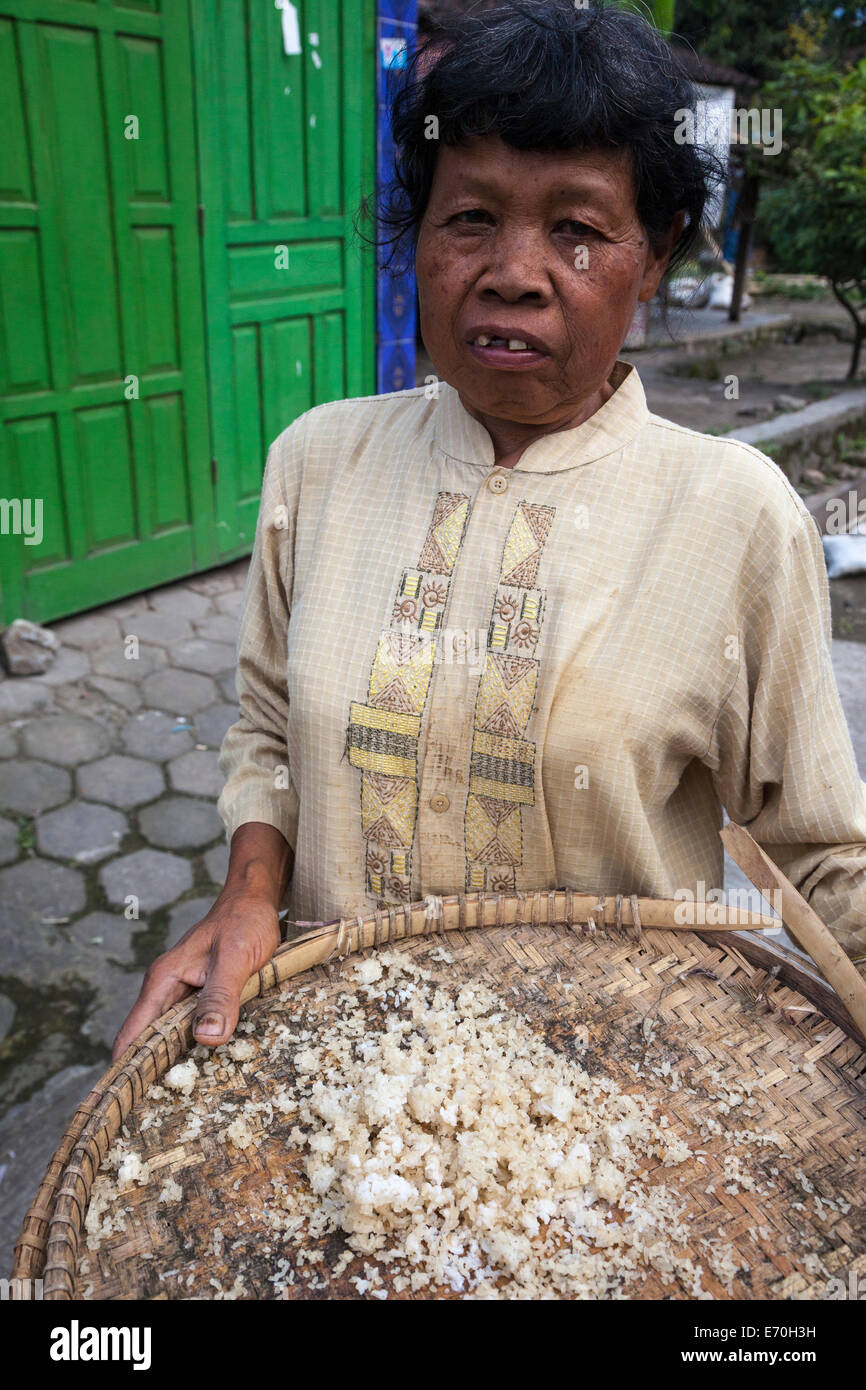 Woman carrying rice in rice hi-res stock photography and images - Alamy