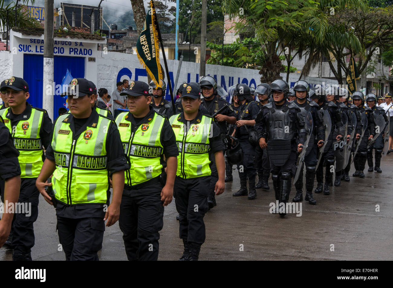 Military uniforms peruvian military hi-res stock photography and images ...