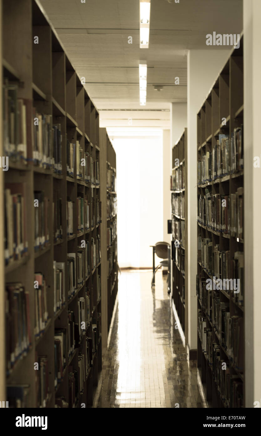 Bookshelf university hi-res stock photography and images - Alamy