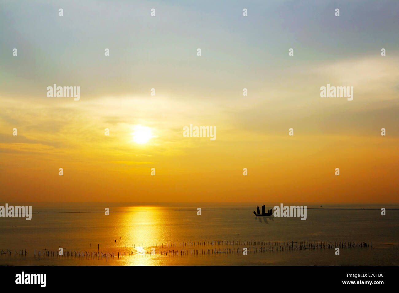 Sunrise in tai hu lake hi-res stock photography and images - Alamy