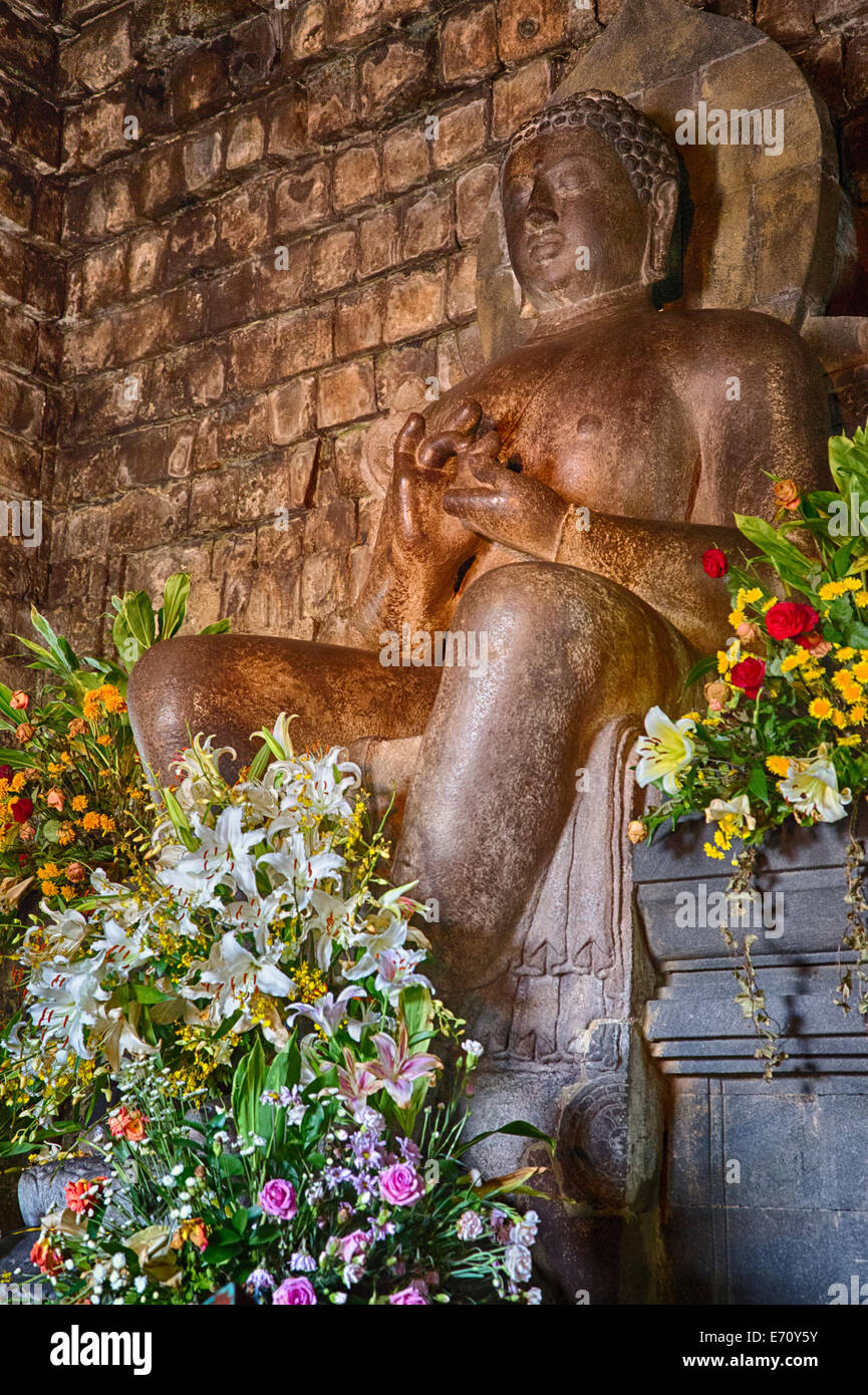Buddhist statue sitting hi-res stock photography and images - Alamy