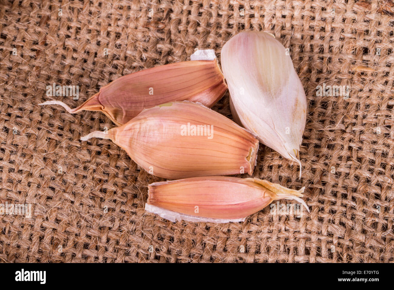 Garlic pieces hi-res stock photography and images - Alamy