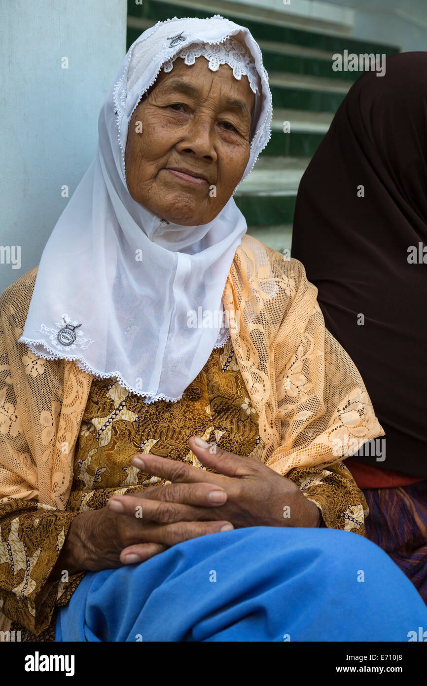 Elderly woman indonesia hi-res stock photography and images - Alamy