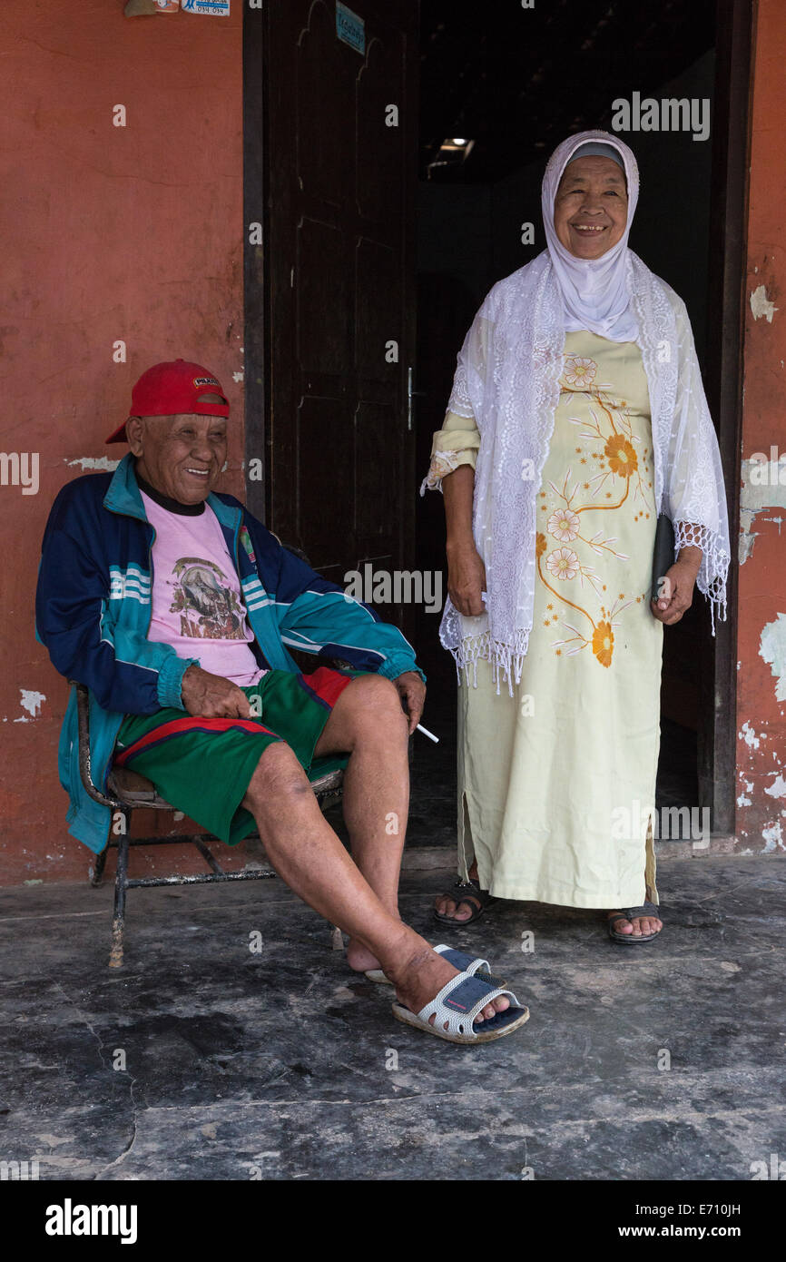 Java old man indonesian indonesia hi-res stock photography and images ...