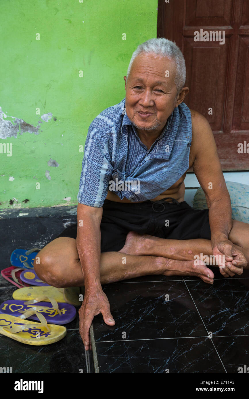 Portrait indonesian old man indonesia hi-res stock photography and ...