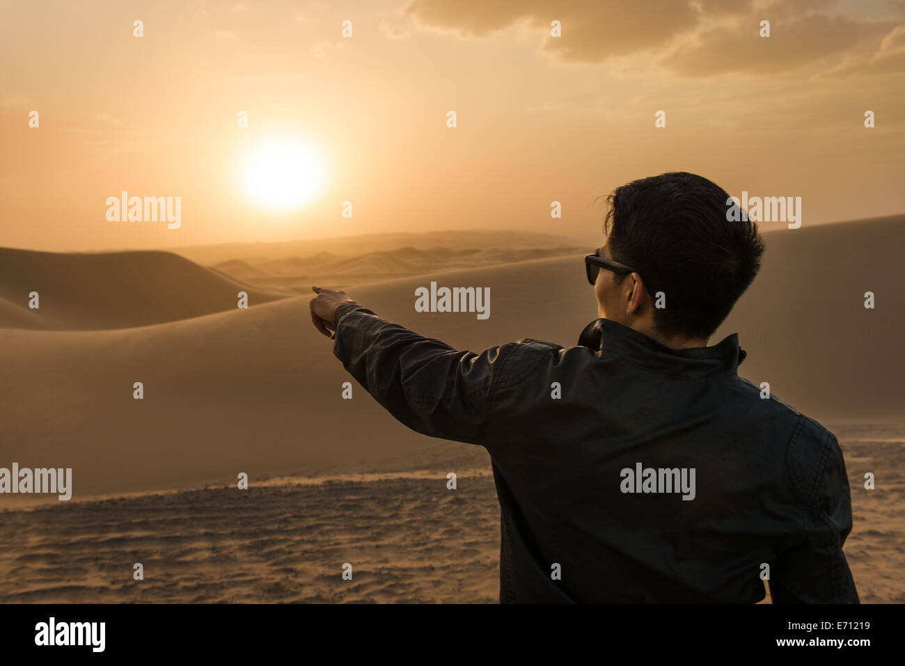 Man pointing into distance, Glamis sand dunes, California, USA Stock ...