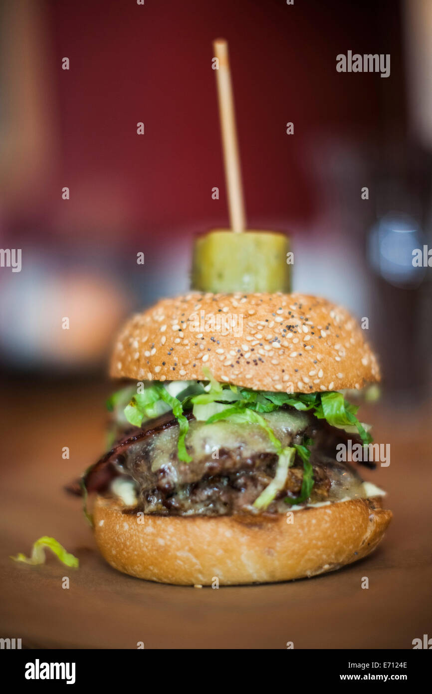 Beef burger and bacon in sesame bun Stock Photo - Alamy