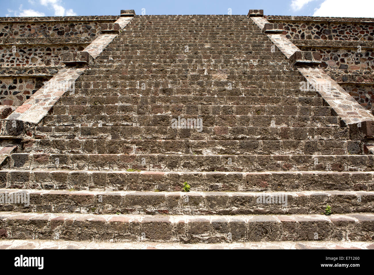 Aztec pyramid hi-res stock photography and images - Alamy