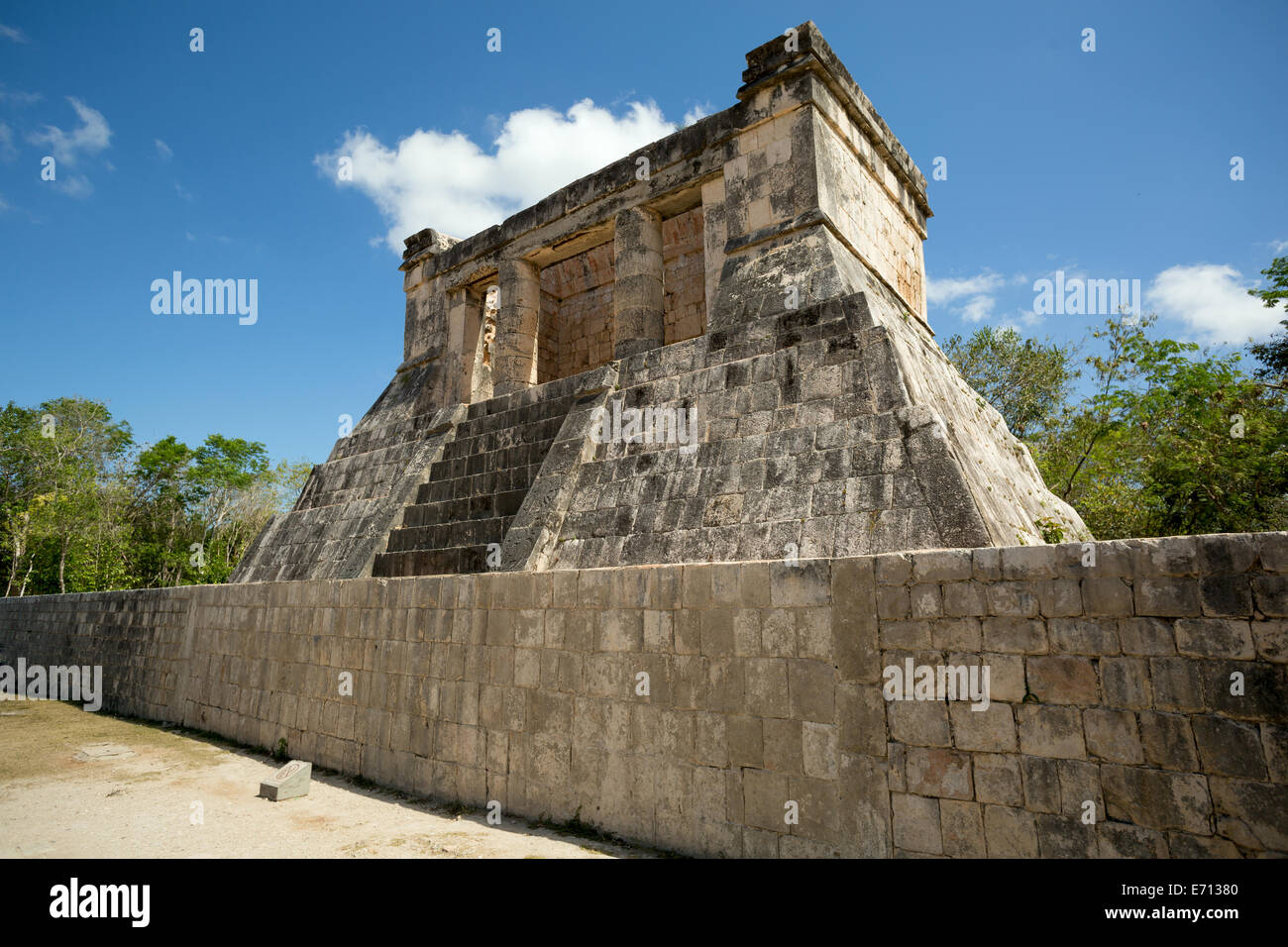 small Mayan temple in Chichen Itza Stock Photo - Alamy