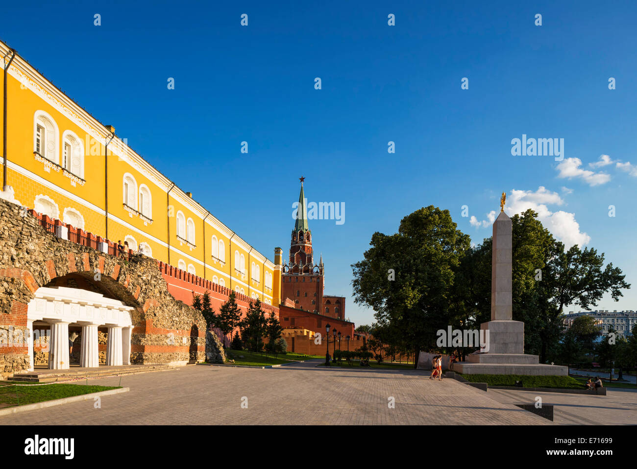 Russia, Moscow, Alexander Garden, Kremlin Arsenal, tower and ruined ...
