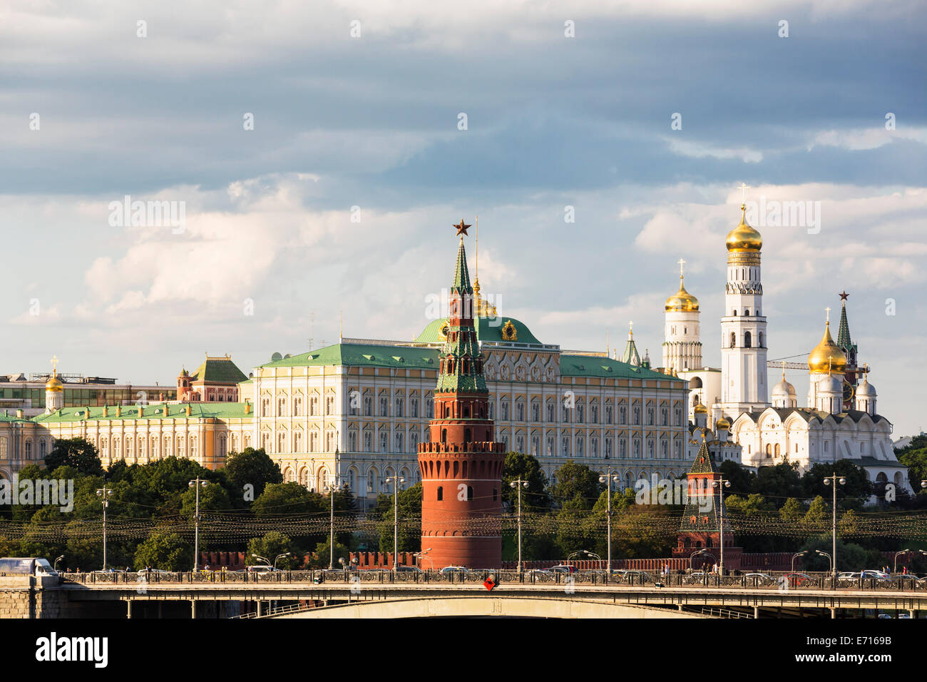 Russia, Moscow, Kremlin wall with towers and cathedrals Stock Photo - Alamy