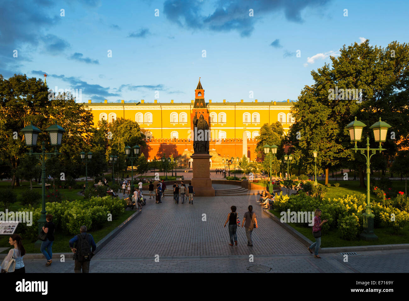 Russia, Moscow, Alexander Garden and Kremlin Arsenal Stock Photo - Alamy