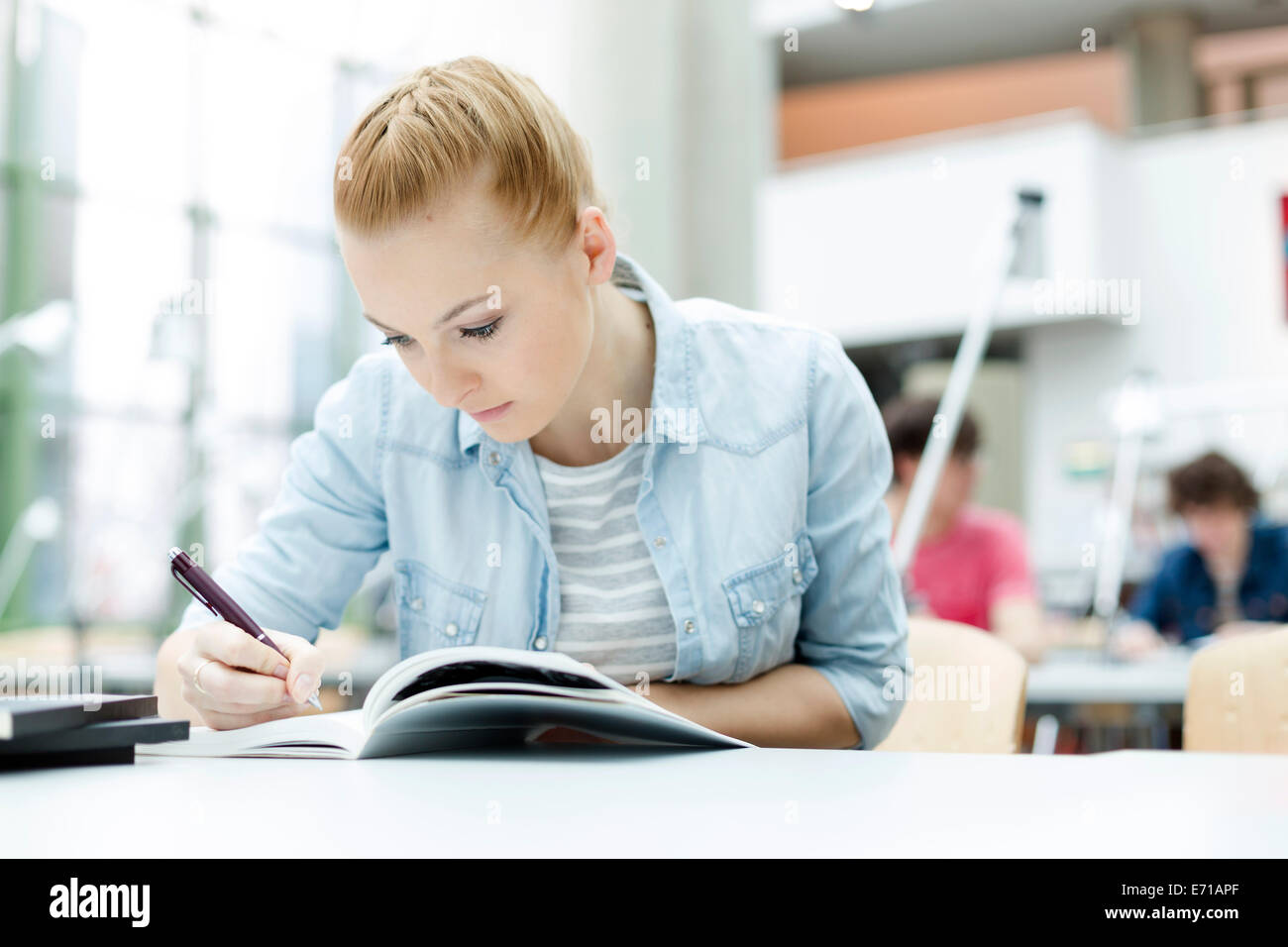 Student learning in a university library Stock Photo - Alamy